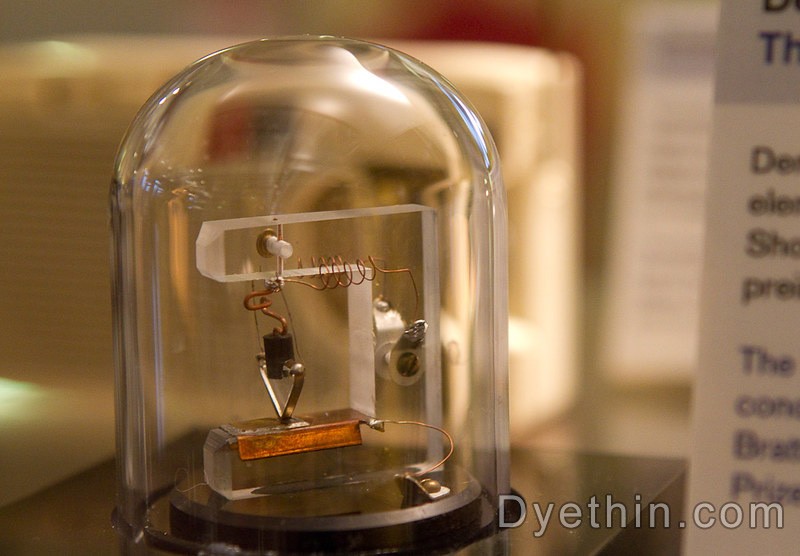 Source of transistor and difference between NPN and PNP - Dyethin